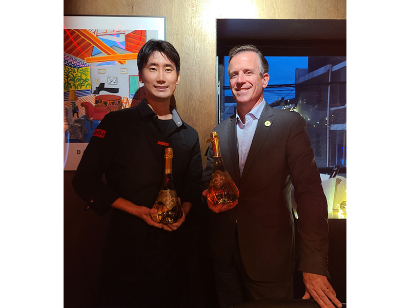 샴페인 드 브노쥬, 로기에서 불의 향과 함께 빚어낸 황홀한 미식의 밤 - 와인인